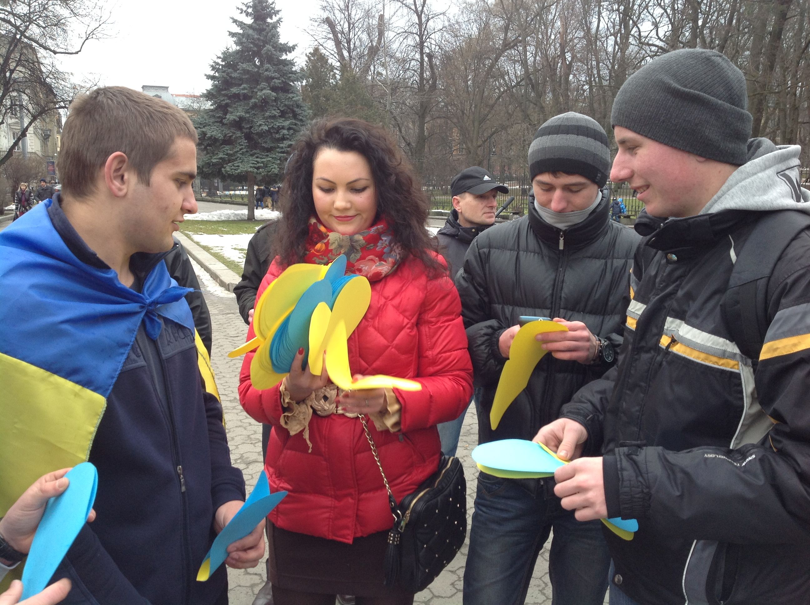 Львів’янки подарували синьо-жовті сердечка хлопцям із Самооборони ...