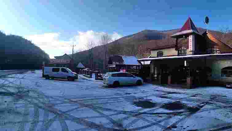 Власник кафе на Закарпатті спустив собак на туристів, які попросилися в ...